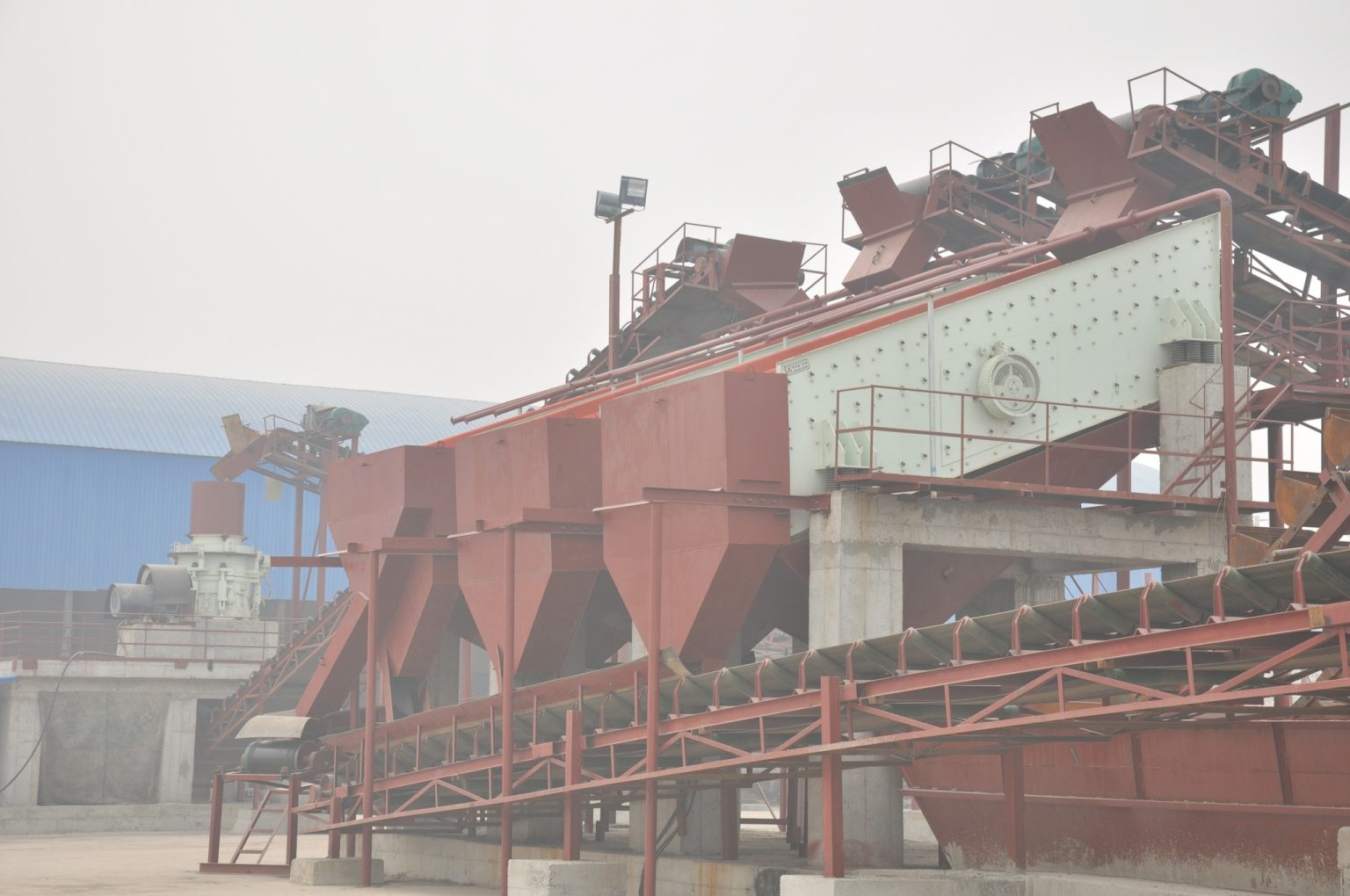 Criba vibratoria con cinta transportadora: solución eficiente para ...